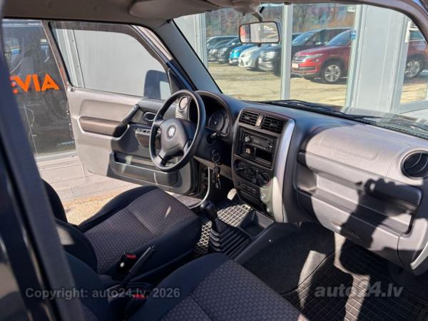 Black Suzuki Jimny 2012 in Tallinn, with an engine capacity of 1.30 L and mileage of 166 thousand km for 6990 €, photo 8 on AUTOMOTO.COM.LV