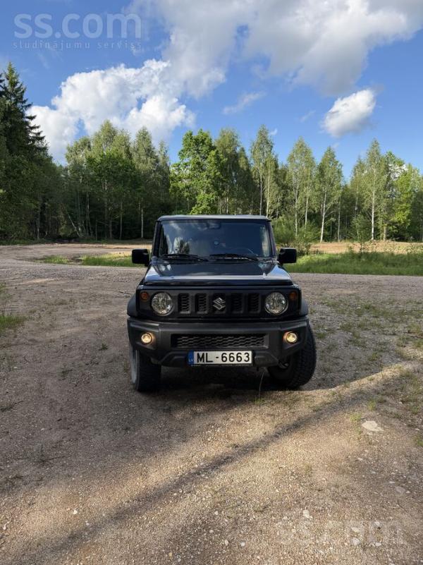 Melns Suzuki Jimny 2023 Rīga, ar dzinēja tilpumu 1.50 L un nobraukumu 15 tūkst. km par 26500 €, foto 1 vietnē AUTOMOTO.COM.LV