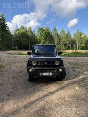 Melns Suzuki Jimny 2023 Rīga, ar dzinēja tilpumu 1.50 L un nobraukumu 15 tūkst. km par 26500 €, foto  vietnē AUTOMOTO.COM.LV