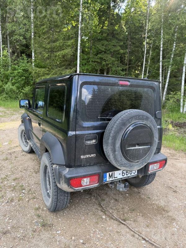 Melns Suzuki Jimny 2023 Rīga, ar dzinēja tilpumu 1.50 L un nobraukumu 15 tūkst. km par 26500 €, foto 2 vietnē AUTOMOTO.COM.LV