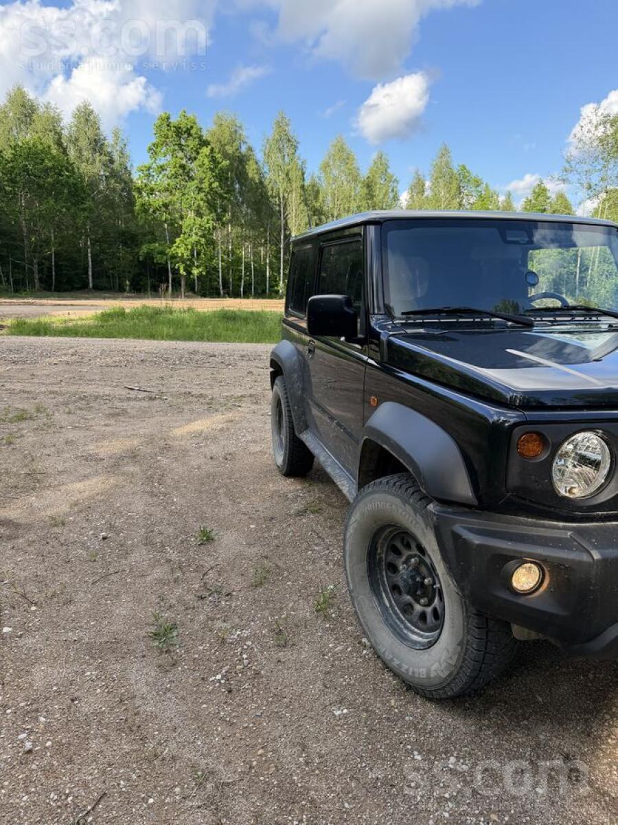 Melns Suzuki Jimny 2023 Rīga, ar dzinēja tilpumu 1.50 L un nobraukumu 15 tūkst. km par 26500 €, foto 5 vietnē AUTOMOTO.COM.LV