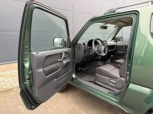 Zaļš Suzuki Jimny 2010 Rīga, ar dzinēja tilpumu 1.30 L un nobraukumu 233 tūkst. km par 7400 €, foto 24 vietnē AUTOMOTO.COM.LV