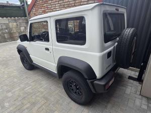 Balts Suzuki Jimny 2023 Kauņa, ar dzinēja tilpumu 1.46 L un nobraukumu 100 tūkst. km par 30499 €, foto 4 vietnē AUTOMOTO.COM.LV