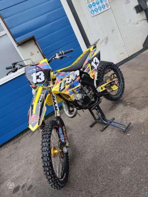 Suzuki RM 2006 Kauņa, ar dzinēja tilpumu 0.13 L un nobraukumu 18 tūkst. km par 2750 €, foto  vietnē AUTOMOTO.COM.LV
