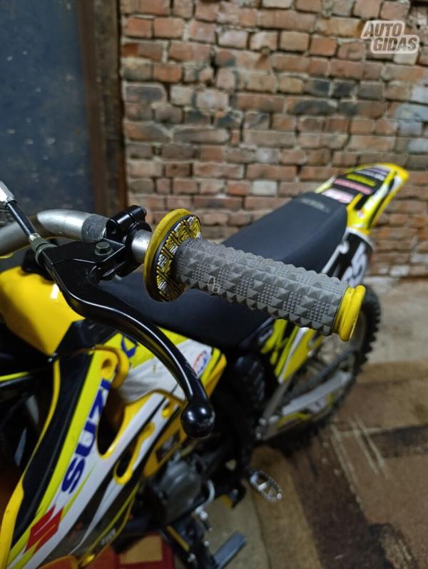 Желтый Сузуки RM 1998 в Укмерге, объемом двигателя 0.13 л и пробегом 40 тыс. км за 1900 €, фото 6 на AUTOMOTO.COM.LV