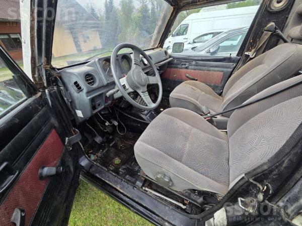 Black Suzuki Samurai 1991 in Riga, with an engine capacity of 1.90 L and mileage of 193 thousand km for 2500 €, photo 6 on AUTOMOTO.COM.LV