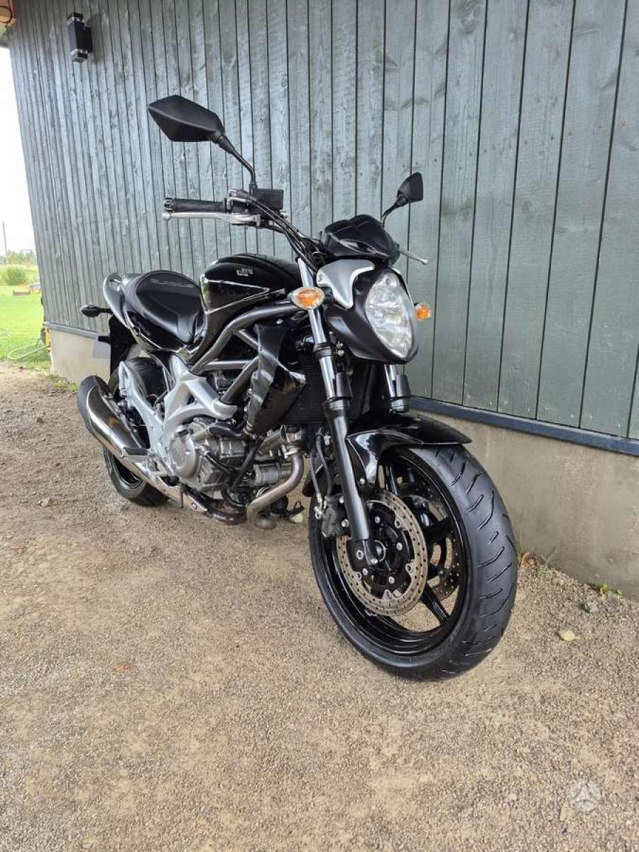 Melns Suzuki SFV 2010 Šauļi, ar dzinēja tilpumu 0.65 L un nobraukumu 22 tūkst. km par 2650 €, foto 1 vietnē AUTOMOTO.COM.LV