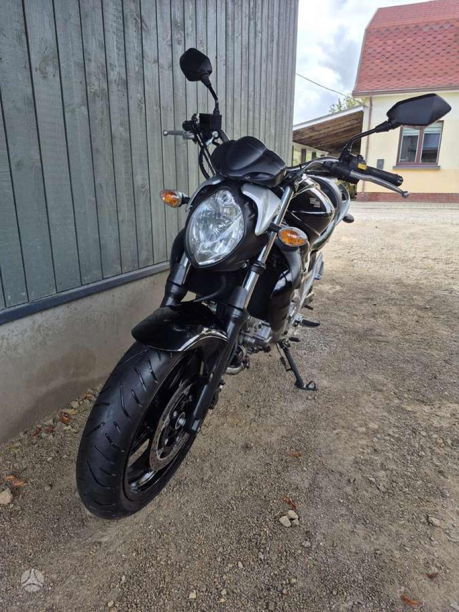 Melns Suzuki SFV 2010 Šauļi, ar dzinēja tilpumu 0.65 L un nobraukumu 22 tūkst. km par 2650 €, foto 4 vietnē AUTOMOTO.COM.LV
