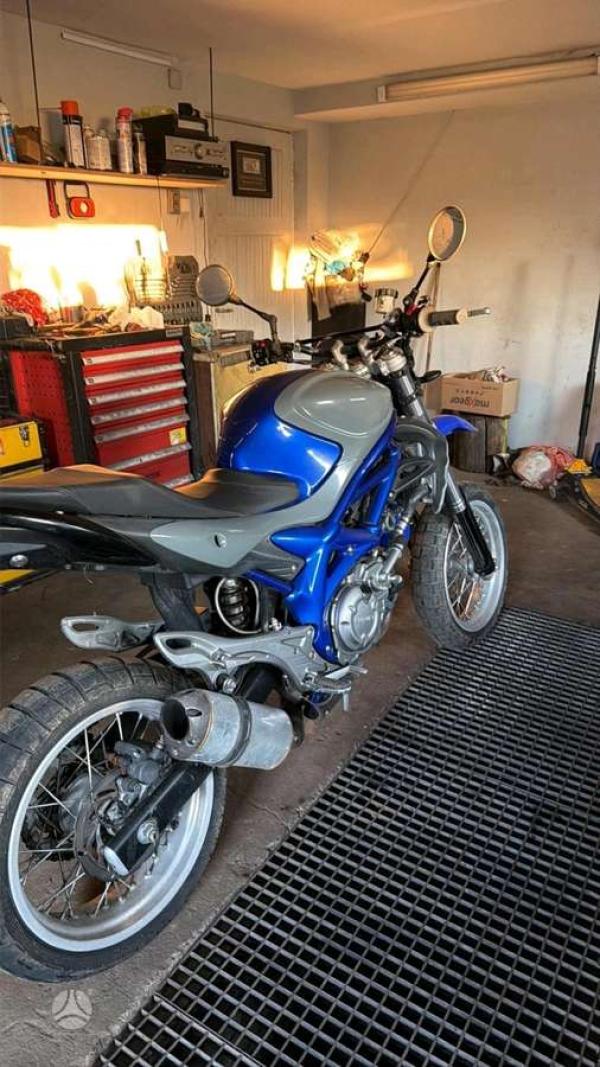 Zils Suzuki SFV 2015 Šauļi, ar dzinēja tilpumu 0.65 L un nobraukumu 15 tūkst. km par 2400 €, foto 1 vietnē AUTOMOTO.COM.LV