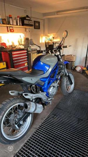 Zils Suzuki SFV 2015 Šauļi, ar dzinēja tilpumu 0.65 L un nobraukumu 15 tūkst. km par 2400 €, foto  vietnē AUTOMOTO.COM.LV