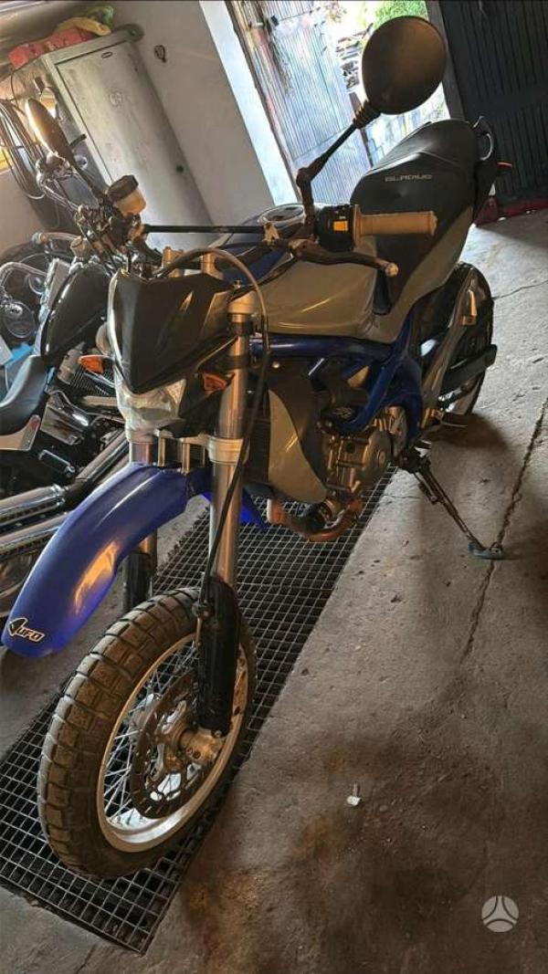 Zils Suzuki SFV 2015 Šauļi, ar dzinēja tilpumu 0.65 L un nobraukumu 15 tūkst. km par 2400 €, foto 2 vietnē AUTOMOTO.COM.LV