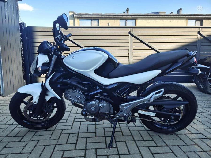 White Suzuki SFV 2014 in Kaunas, with an engine capacity of 0.65 L and mileage of 25 thousand km for 2999 €, photo 3 on AUTOMOTO.COM.LV