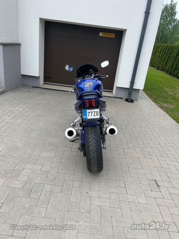 Zils Suzuki SV 1000 2003 Karksi-Nuia, ar dzinēja tilpumu 1.00 L un nobraukumu 44 tūkst. km par 2600 €, foto 4 vietnē AUTOMOTO.COM.LV