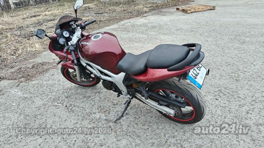 Suzuki SV 650 2000 Tallina, ar dzinēja tilpumu 0.65 L un nobraukumu 44 tūkst. km par 2000 €, foto 3 vietnē AUTOMOTO.COM.LV