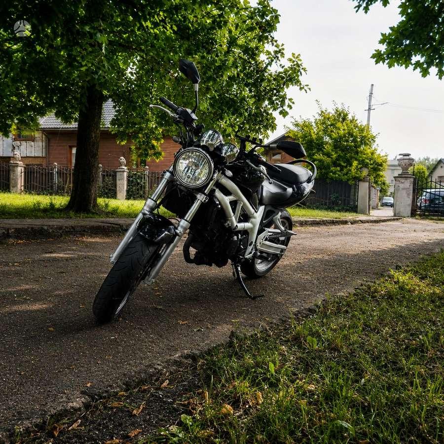 Black Suzuki SV 2000 in Kaunas, with an engine capacity of 0.65 L and mileage of 52 thousand km for 1500 €, photo 4 on AUTOMOTO.COM.LV