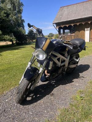 Melns Suzuki SV 2000 Birštonas, ar dzinēja tilpumu 0.65 L un nobraukumu 39 tūkst. km par 1000 €, foto  vietnē AUTOMOTO.COM.LV