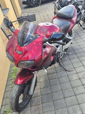 Sarkans Suzuki SV 2000 Kauņa, ar dzinēja tilpumu 0.65 L un nobraukumu 68 tūkst. km par 800 €, foto  vietnē AUTOMOTO.COM.LV