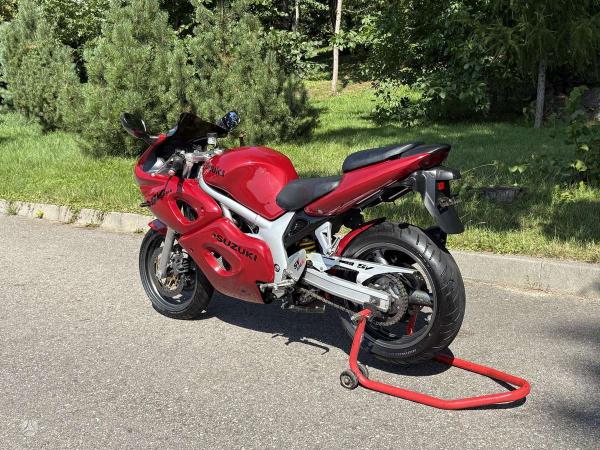 Red Suzuki SV 2000 in Raseiniai, with an engine capacity of 0.65 L and mileage of 3 thousand km for 1799 €, photo 4 on AUTOMOTO.COM.LV