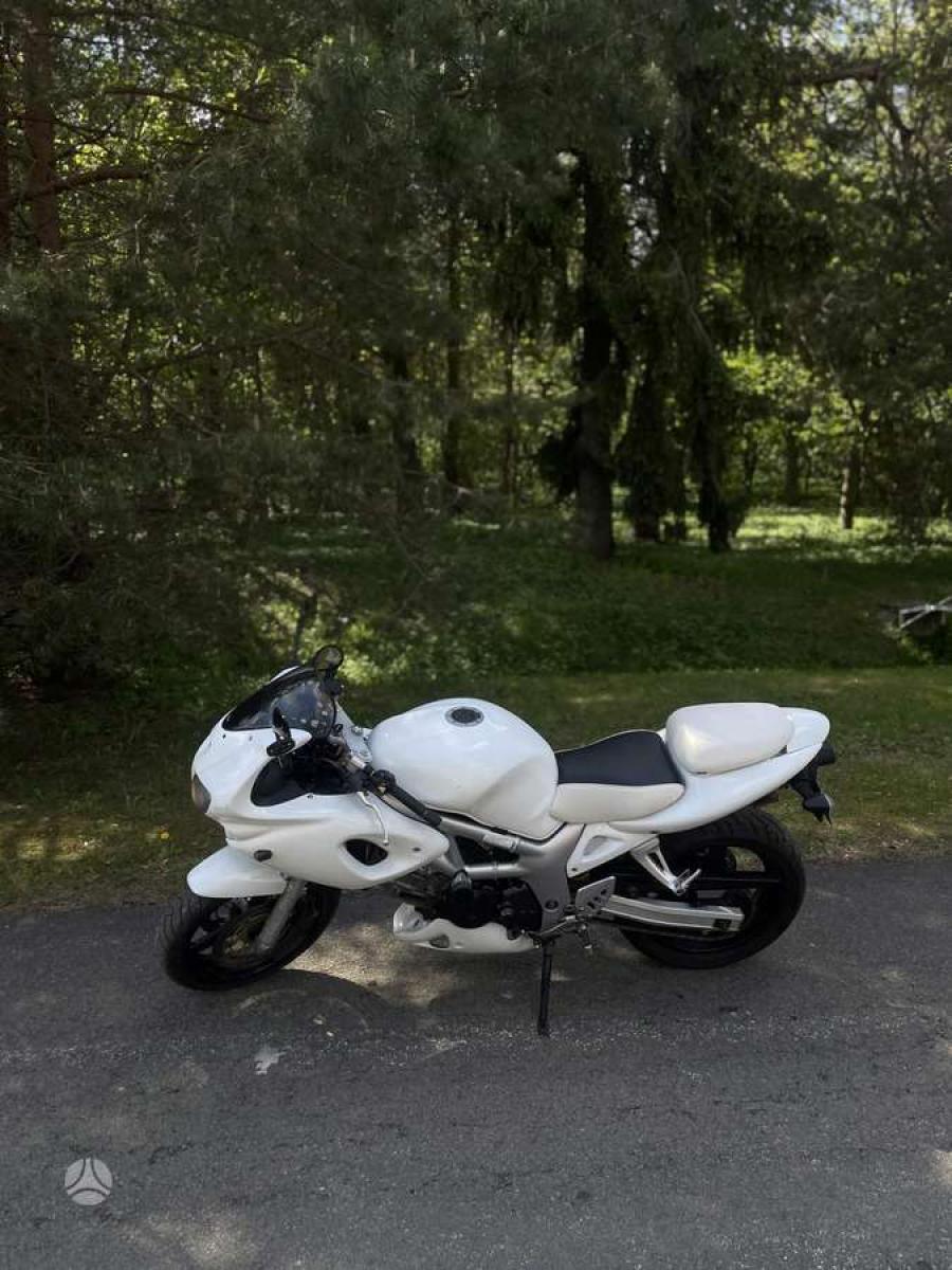White Suzuki SV 2002 in Panevezys, with an engine capacity of 0.65 L and mileage of 33 thousand km for 1300 €, photo 1 on AUTOMOTO.COM.LV