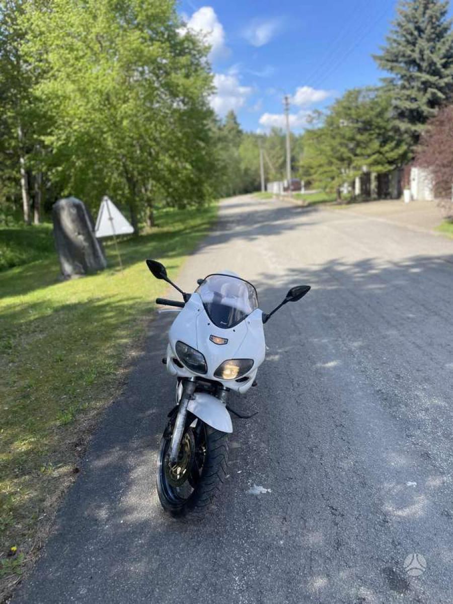 White Suzuki SV 2002 in Panevezys, with an engine capacity of 0.65 L and mileage of 33 thousand km for 1300 €, photo 3 on AUTOMOTO.COM.LV