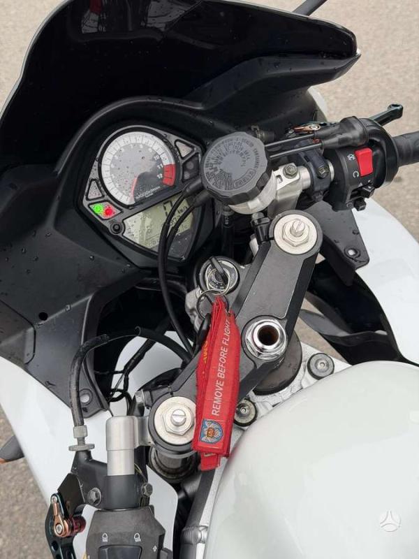 White Suzuki SV 2004 in Kaunas, with an engine capacity of 0.65 L and mileage of 58 thousand km for 2450 €, photo 8 on AUTOMOTO.COM.LV