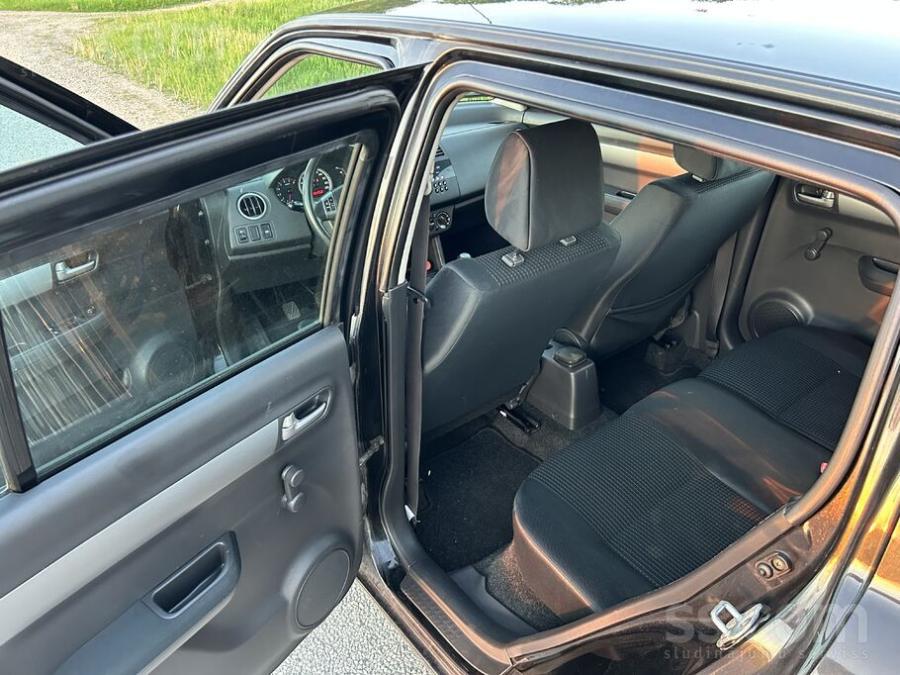 Black Suzuki Swift 2005 in Bauska, with an engine capacity of 1.30 L and mileage of 165 thousand km for 2400 €, photo 15 on AUTOMOTO.COM.LV
