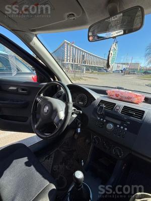 Melns Suzuki Swift 2006 Liepāja, ar dzinēja tilpumu 1.30 L un nobraukumu 390 tūkst. km par 799 €, foto 3 vietnē AUTOMOTO.COM.LV