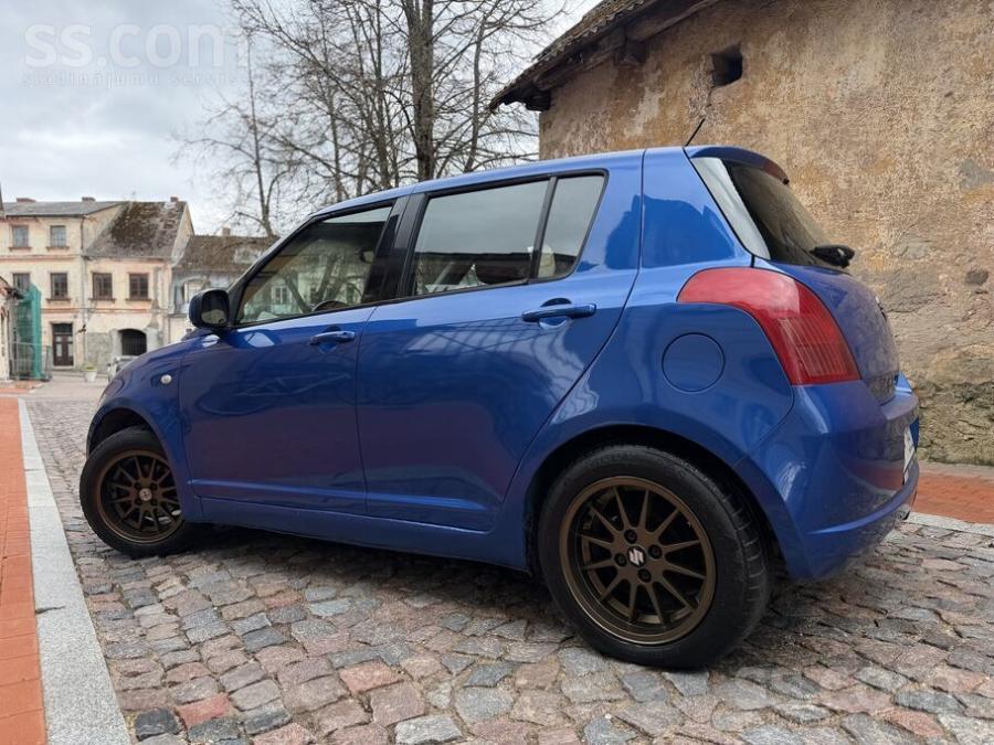 Zils Suzuki Swift 2006 Cēsis, ar dzinēja tilpumu 1.30 L un nobraukumu 228 tūkst. km par 1490 €, foto 1 vietnē AUTOMOTO.COM.LV