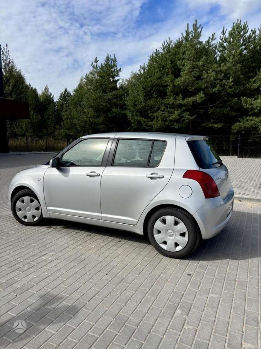 Pelēks Suzuki Swift 2005 Viļņa, ar dzinēja tilpumu 1.33 L un nobraukumu 133 tūkst. km par 1000 €, foto 4 vietnē AUTOMOTO.COM.LV