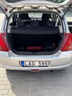 Pelēks Suzuki Swift 2005 Viļņa, ar dzinēja tilpumu 1.33 L un nobraukumu 133 tūkst. km par 1000 €, foto 17 vietnē AUTOMOTO.COM.LV