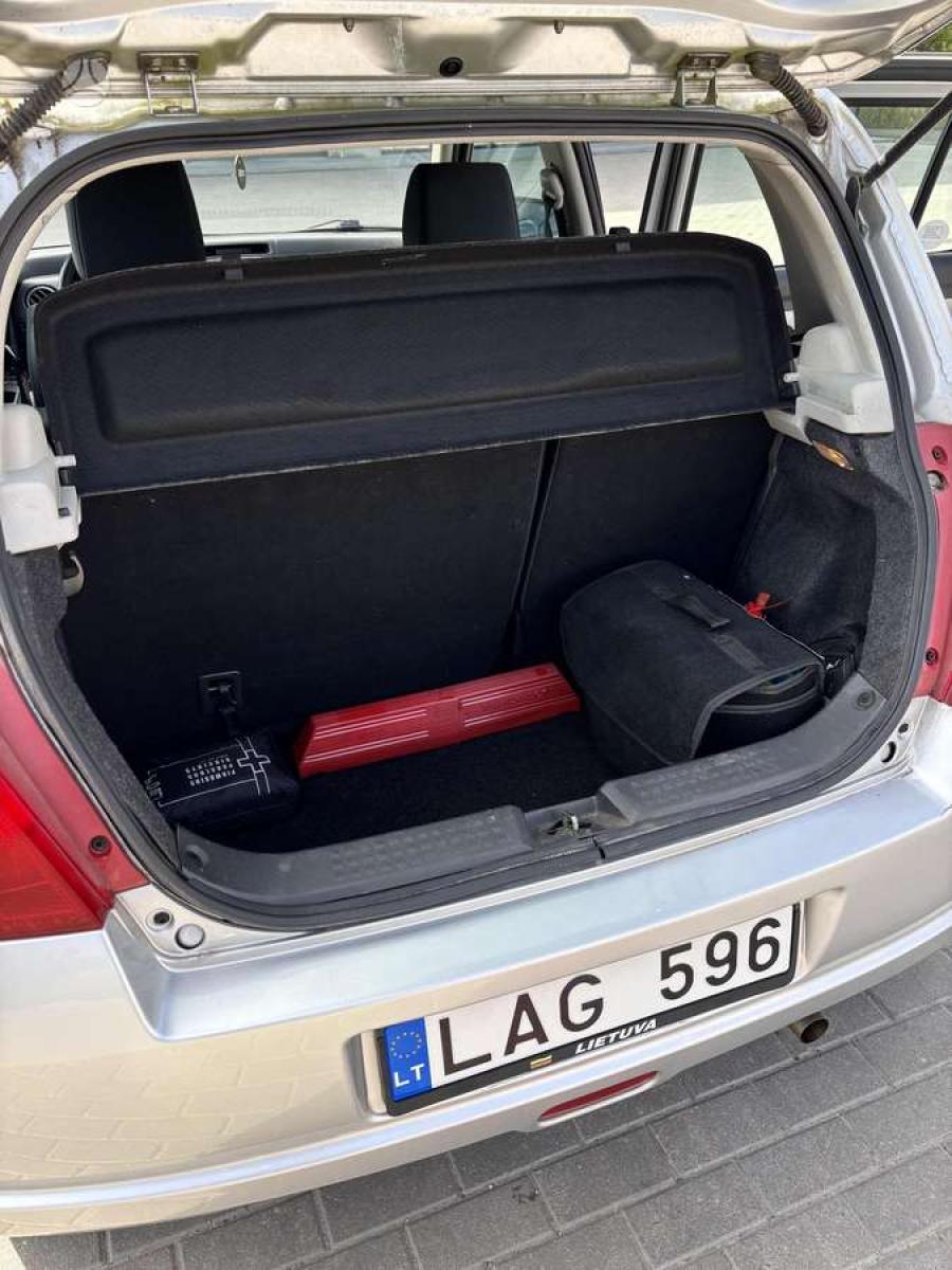 Pelēks Suzuki Swift 2005 Viļņa, ar dzinēja tilpumu 1.33 L un nobraukumu 133 tūkst. km par 1000 €, foto 18 vietnē AUTOMOTO.COM.LV
