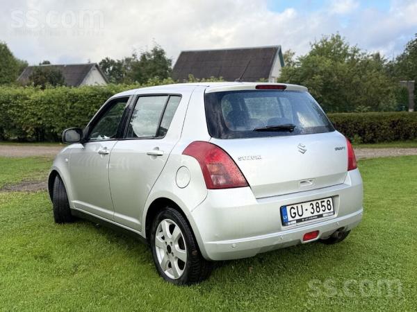 Suzuki Swift 2007 Cēsis vietnē Pelēks Suzuki Swift 2007 Cēsis, ar dzinēja tilpumu 1.30 L un nobraukumu 200 tūkst. km par 1400 €, foto 5 vietnē AUTOMOTO.COM.LV