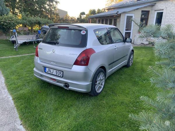 Pelēks Suzuki Swift 2004 Kauņa, ar dzinēja tilpumu 1.50 L un nobraukumu 220 tūkst. km par 950 €, foto 2 vietnē AUTOMOTO.COM.LV