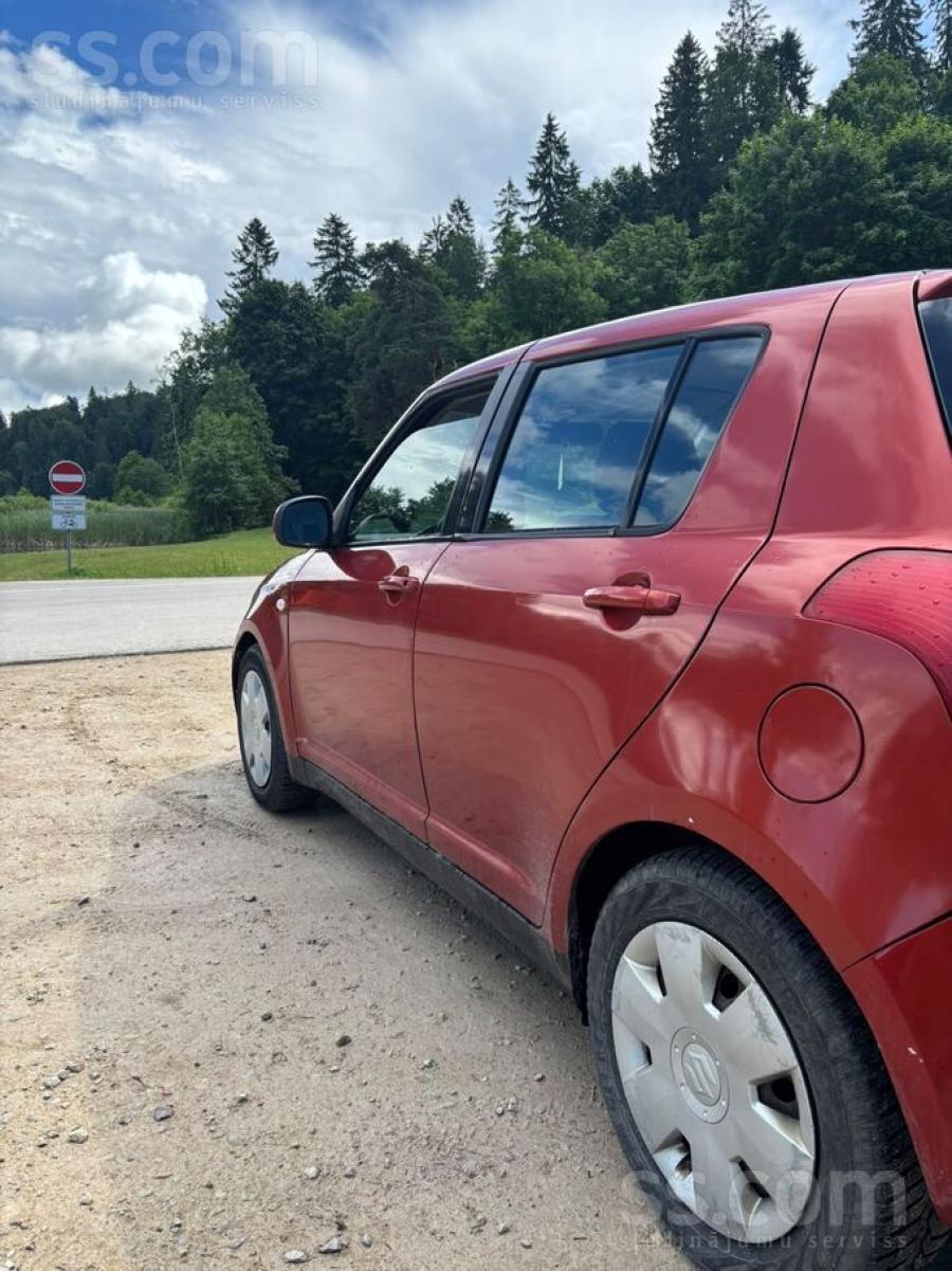 Red Suzuki Swift 2007 in Aluksne, with an engine capacity of 1.30 L and mileage of 184 thousand km for 1150 €, photo 4 on AUTOMOTO.COM.LV