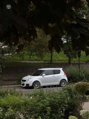 Balts Suzuki Swift 2009 Viļņa, ar dzinēja tilpumu 1.59 L un nobraukumu 220 tūkst. km par 2100 €, foto  vietnē AUTOMOTO.COM.LV