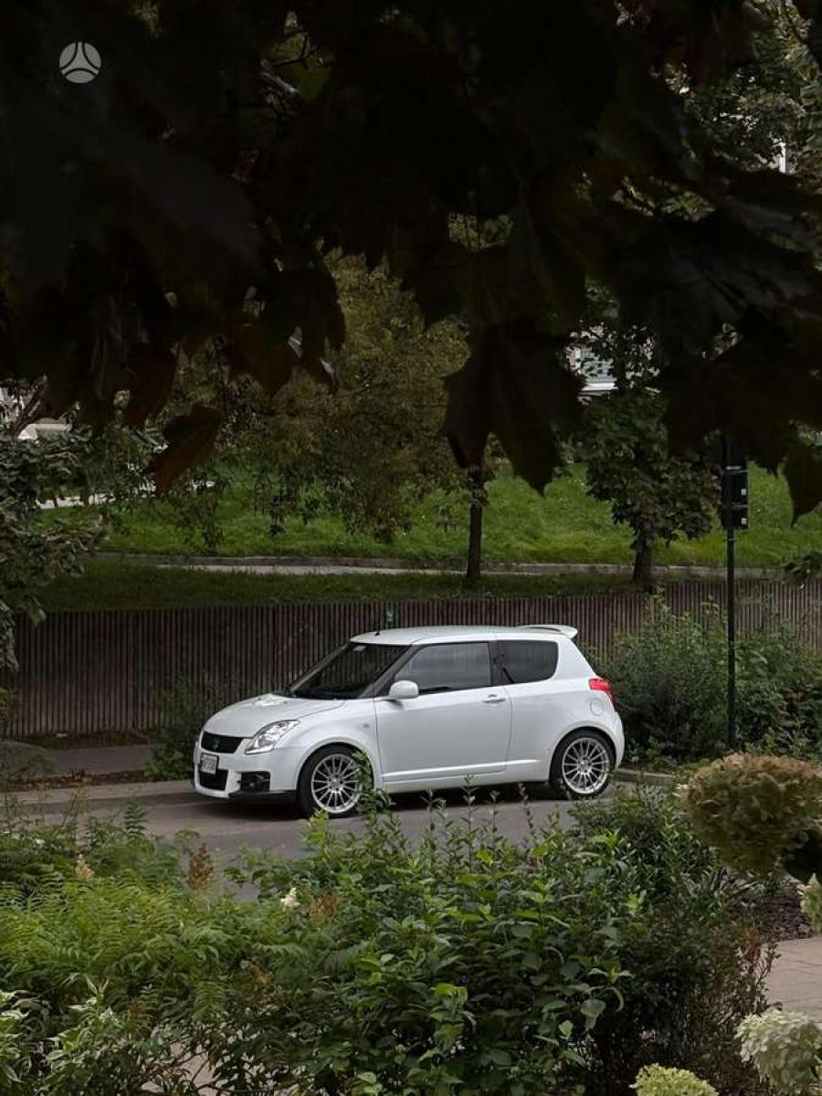 White Suzuki Swift 2009 in Vilnius, with an engine capacity of 1.59 L and mileage of 220 thousand km for 2100 €, photo 1 on AUTOMOTO.COM.LV