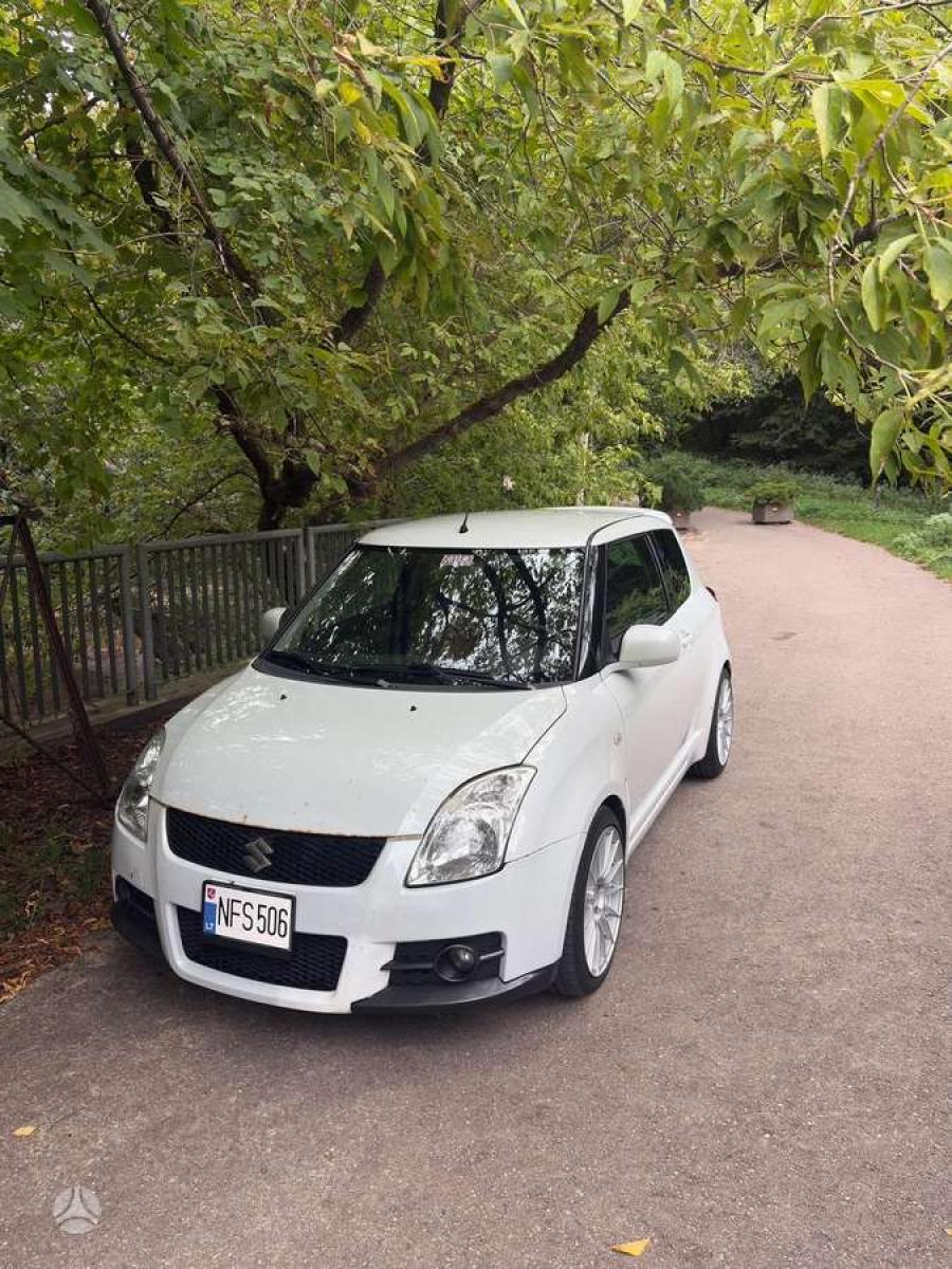 White Suzuki Swift 2009 in Vilnius, with an engine capacity of 1.59 L and mileage of 220 thousand km for 2100 €, photo 3 on AUTOMOTO.COM.LV