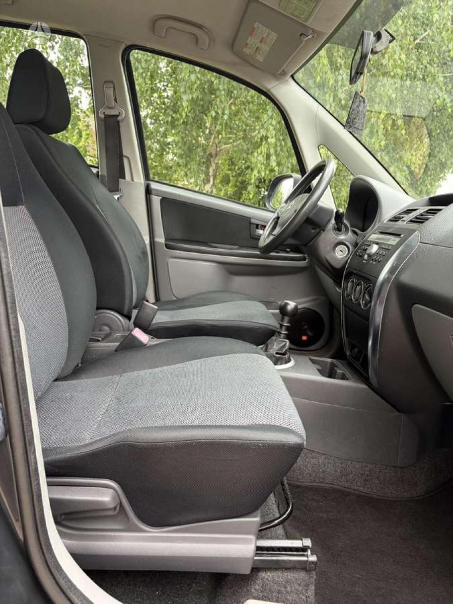 Black Suzuki SX4 2007 in Alytus, with an engine capacity of 1.87 L and mileage of 180 thousand km for 2750 €, photo 13 on AUTOMOTO.COM.LV