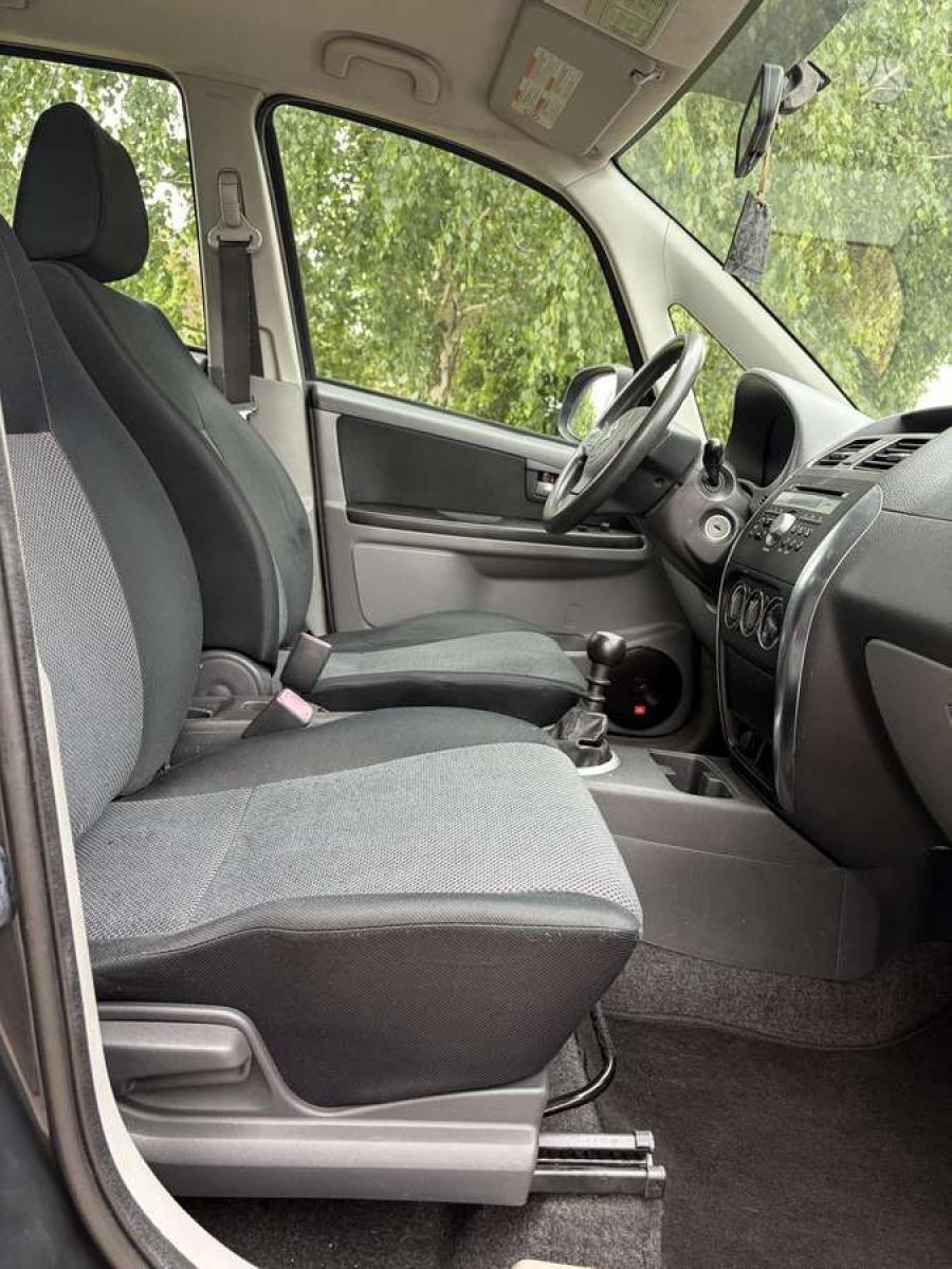 Black Suzuki SX4 2007 in Alytus, with an engine capacity of 1.87 L and mileage of 180 thousand km for 2200 €, photo 18 on AUTOMOTO.COM.LV