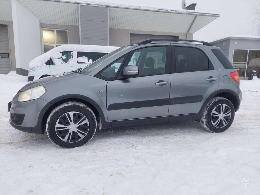 Pelēks Suzuki SX4 2011 Utena, ar dzinēja tilpumu 2.00 L un nobraukumu 164 tūkst. km par 3700 €, foto 3 vietnē AUTOMOTO.COM.LV