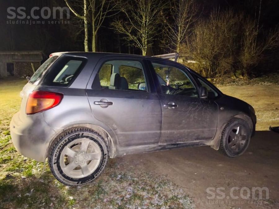 Pelēks Suzuki SX4 2007 Rēzekne, ar dzinēja tilpumu 1.50 L un nobraukumu 201 tūkst. km par 1150 €, foto 2 vietnē AUTOMOTO.COM.LV