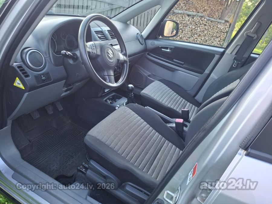 Pelēks Suzuki SX4 2011 Rakvere, ar dzinēja tilpumu 1.60 L un nobraukumu 178 tūkst. km par 4500 €, foto 5 vietnē AUTOMOTO.COM.LV