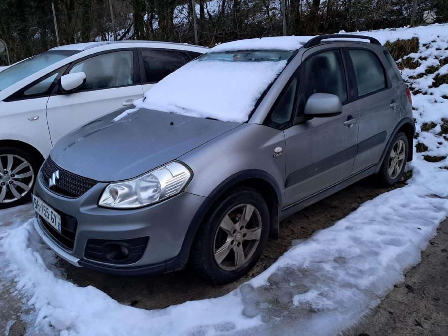 Pelēks Suzuki SX4 2011 Panevēža, ar dzinēja tilpumu 2.00 L un nobraukumu 286 tūkst. km par 1990 €, foto 1 vietnē AUTOMOTO.COM.LV