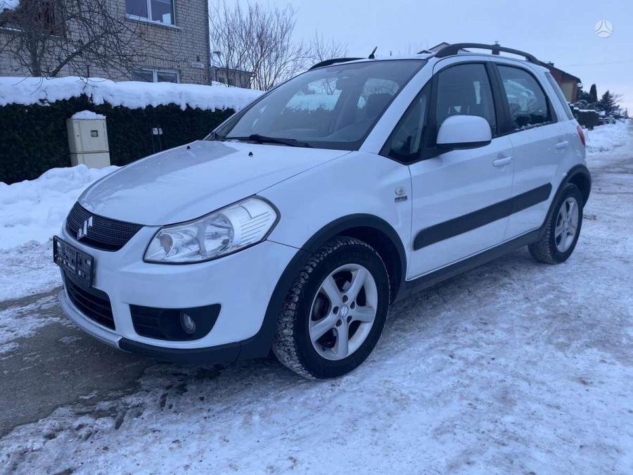 White Suzuki SX4 2009 in Birzai, with an engine capacity of 1.60 L and mileage of 259 thousand km for 2650 €, photo 2 on AUTOMOTO.COM.LV