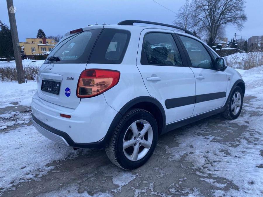 White Suzuki SX4 2009 in Birzai, with an engine capacity of 1.60 L and mileage of 259 thousand km for 2650 €, photo 5 on AUTOMOTO.COM.LV