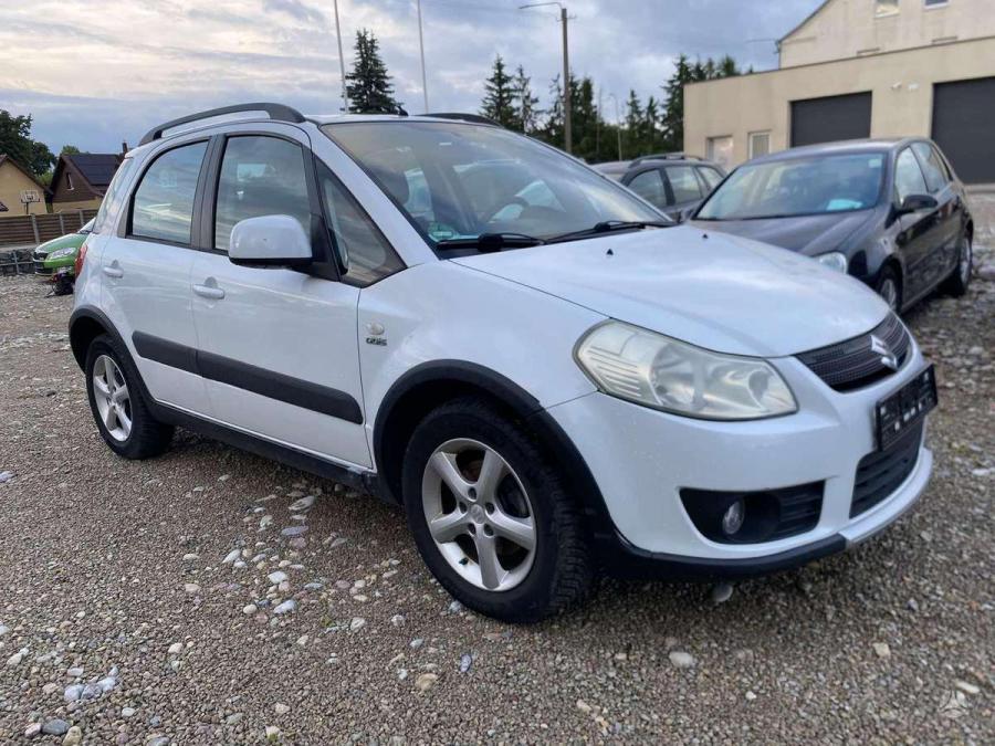 White Suzuki SX4 2009 in Birzai, with an engine capacity of 1.56 L and mileage of 259 thousand km for 2450 €, photo 3 on AUTOMOTO.COM.LV