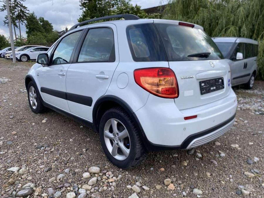 White Suzuki SX4 2009 in Birzai, with an engine capacity of 1.56 L and mileage of 259 thousand km for 2450 €, photo 4 on AUTOMOTO.COM.LV