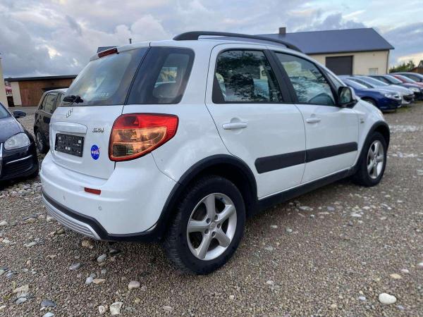 White Suzuki SX4 2009 in Birzai, with an engine capacity of 1.56 L and mileage of 259 thousand km for 2450 €, photo 5 on AUTOMOTO.COM.LV
