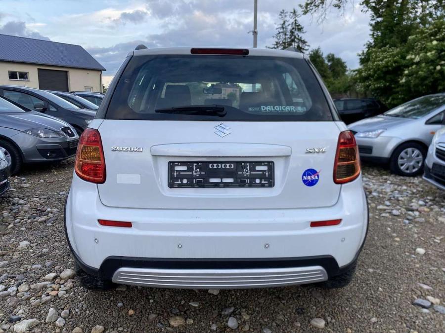White Suzuki SX4 2009 in Birzai, with an engine capacity of 1.56 L and mileage of 259 thousand km for 2450 €, photo 7 on AUTOMOTO.COM.LV