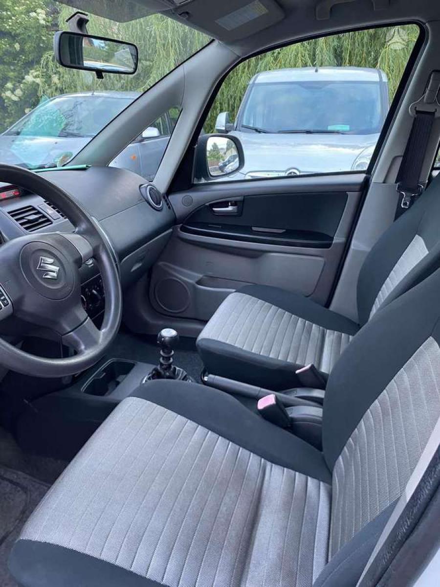 White Suzuki SX4 2009 in Birzai, with an engine capacity of 1.56 L and mileage of 259 thousand km for 2450 €, photo 8 on AUTOMOTO.COM.LV